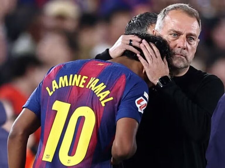 Hansi Flick renova com Barcelona até 2028 após temporada histórica